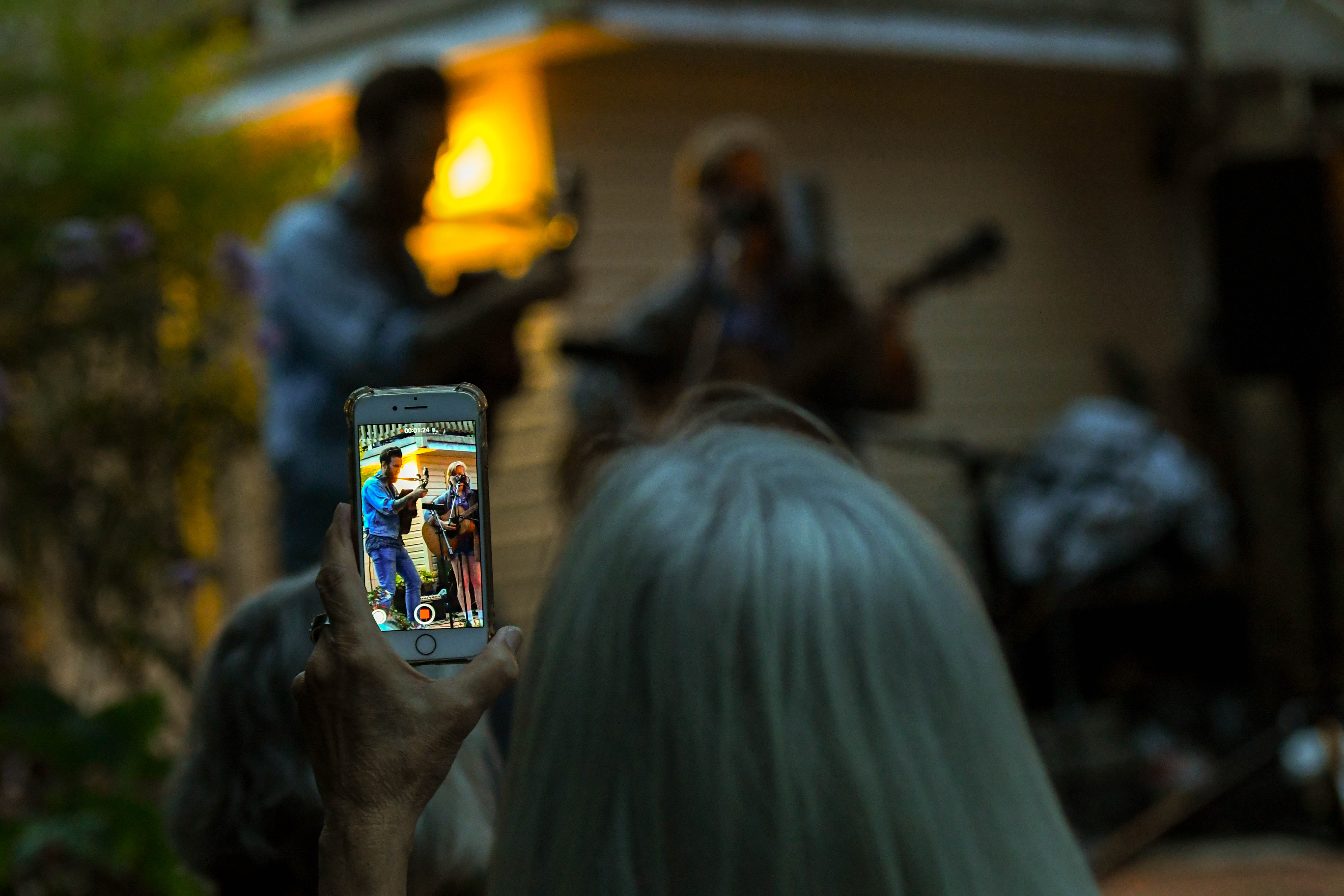 Backyard Concert: Elana Samuel and Jesse Daniel Smith – Brad McLeod